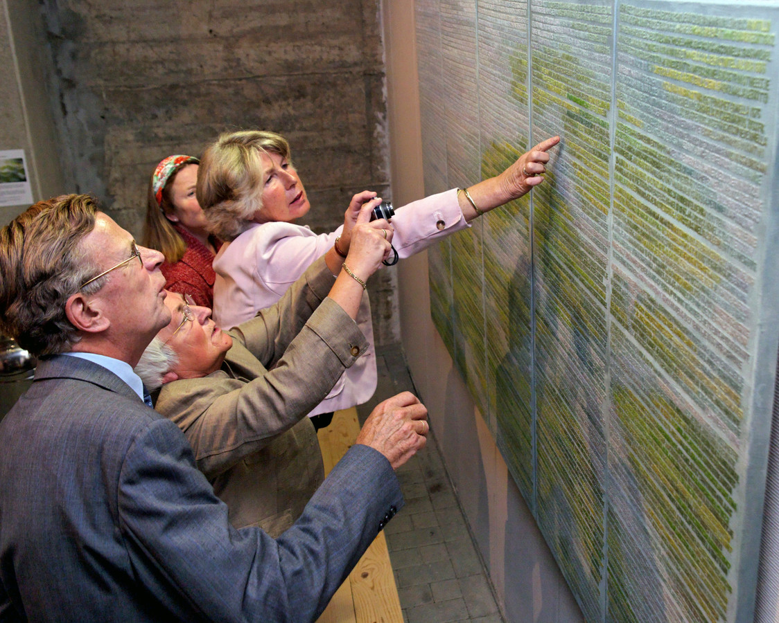 Miep van Riessen borduurde de namen van alle slachtoffers, nu is er het ...