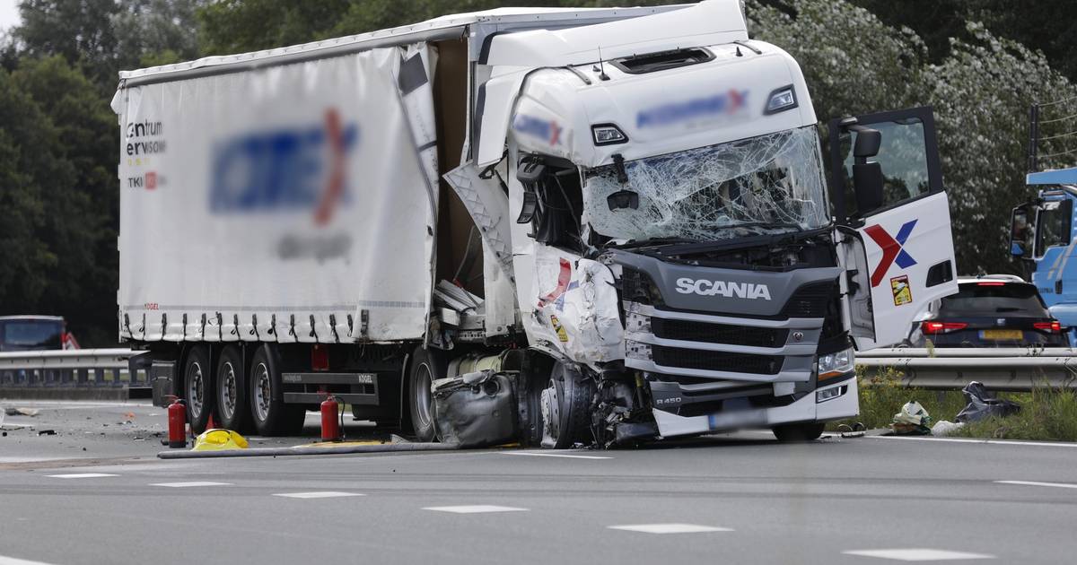 Wegdek A29 beschadigd door ongeluk met vrachtwagens: dicht tot diep in de nacht bij Willemstad ...