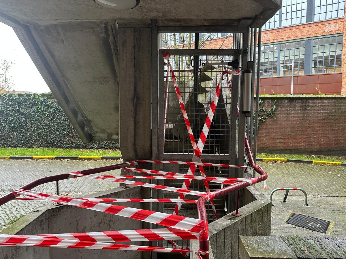 Na balkon stort nu ook trap van appartementsblok in, terwijl Akram (47 ...