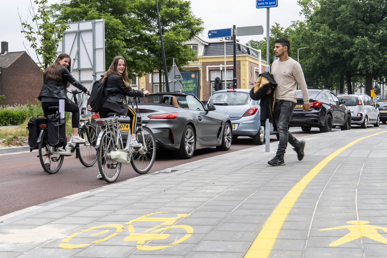 Gloednieuwe fietsstraat in Enschedese binnenstad, maar te weinig ruimte ...