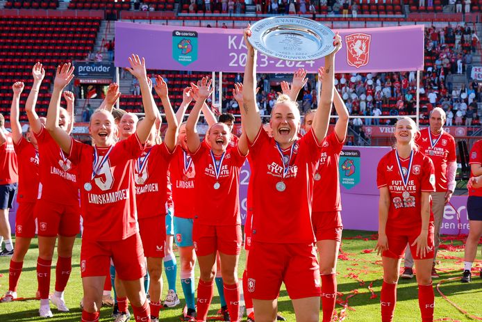 Huldiging op stadhuis en gedicht van stadsdichter voor FC Twente Vrouwen | Enschede | destentor.nl