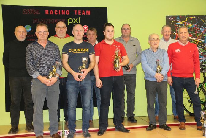 Asfra Racing team huldigt medewerkers tijdens ploegvoorstelling ...