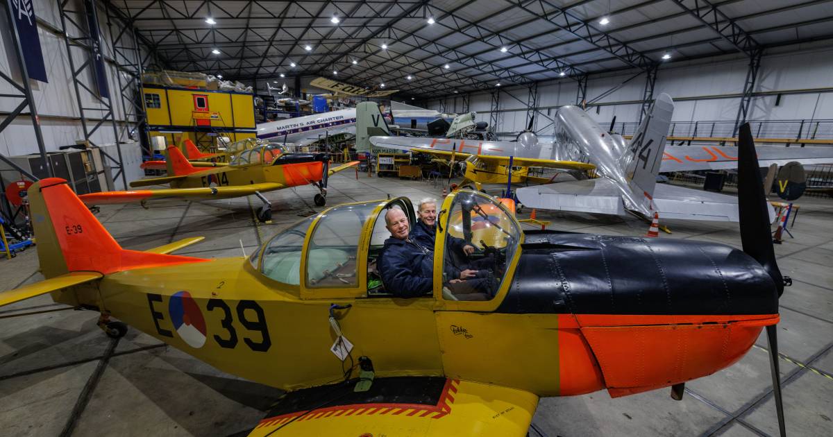 Piloten van Boeings en straaljagers vliegen nu in stokoude Fokkers ...
