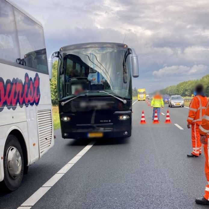 Bus met pech zorgde voor file op A67 bij Eersel, rijstrook weer vrij ...