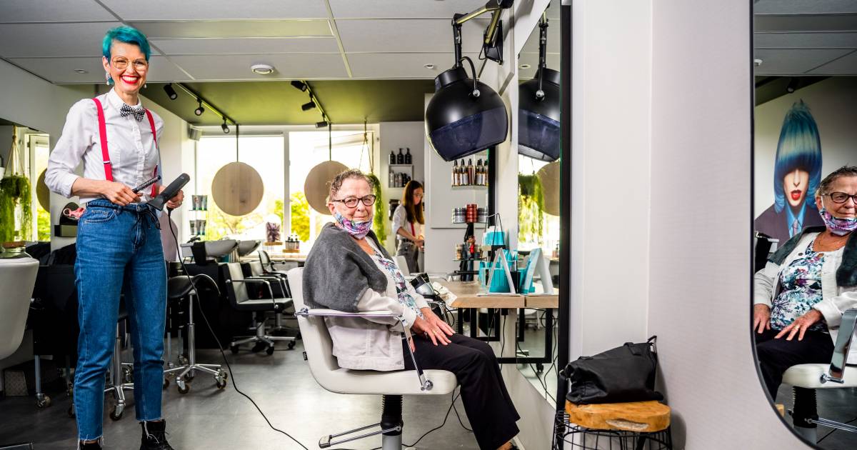 De scharen en tondeuses liggen klaar: kapster Loes zorgt voor de ...