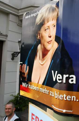 Angela Merkel met diepe decolleté op Duitse verkiezingsaffiches | Foto ...