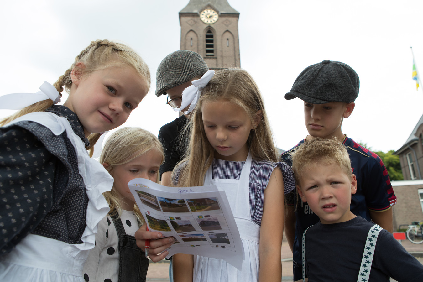 Scholieren kruipen in huid van Ot en Sien bij viering eeuwfeest in ...