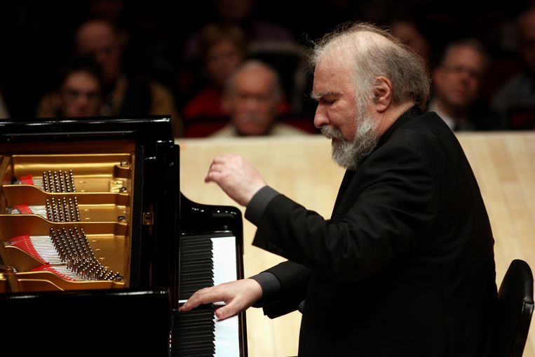 De ‘pluizige kluizenaar’ Radu Lupu (76) was als pianist meester van de ...