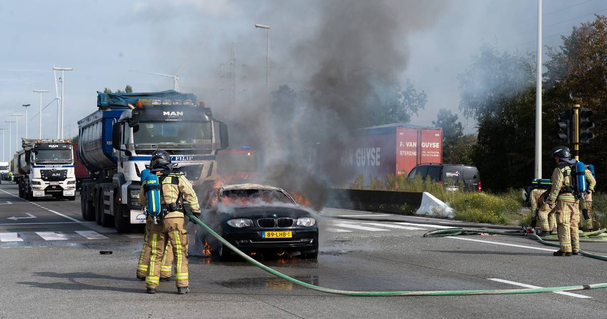 Brandend voertuig op R4 in Sint-Kruis-Winkel | Gent | hln.be