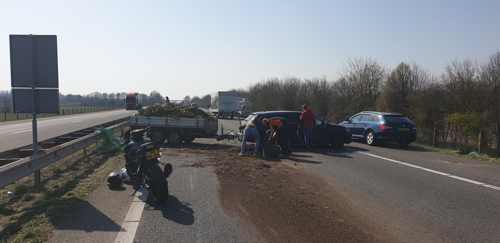 Gekantelde aanhanger met tuinafval zorgt voor oponthoud op A348 bij ... Gekantelde aanhanger met tuinafval zorgt voor oponthoud op A348 bij ...