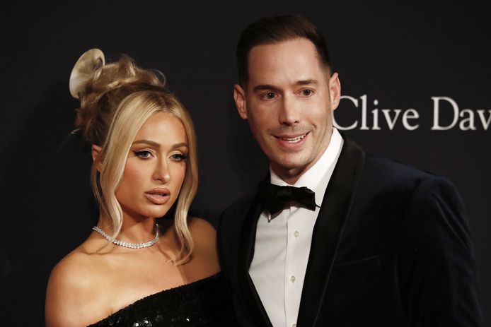 Amper een maand na de geboorte van haar zoontje ondergaat Paris Hilton ...