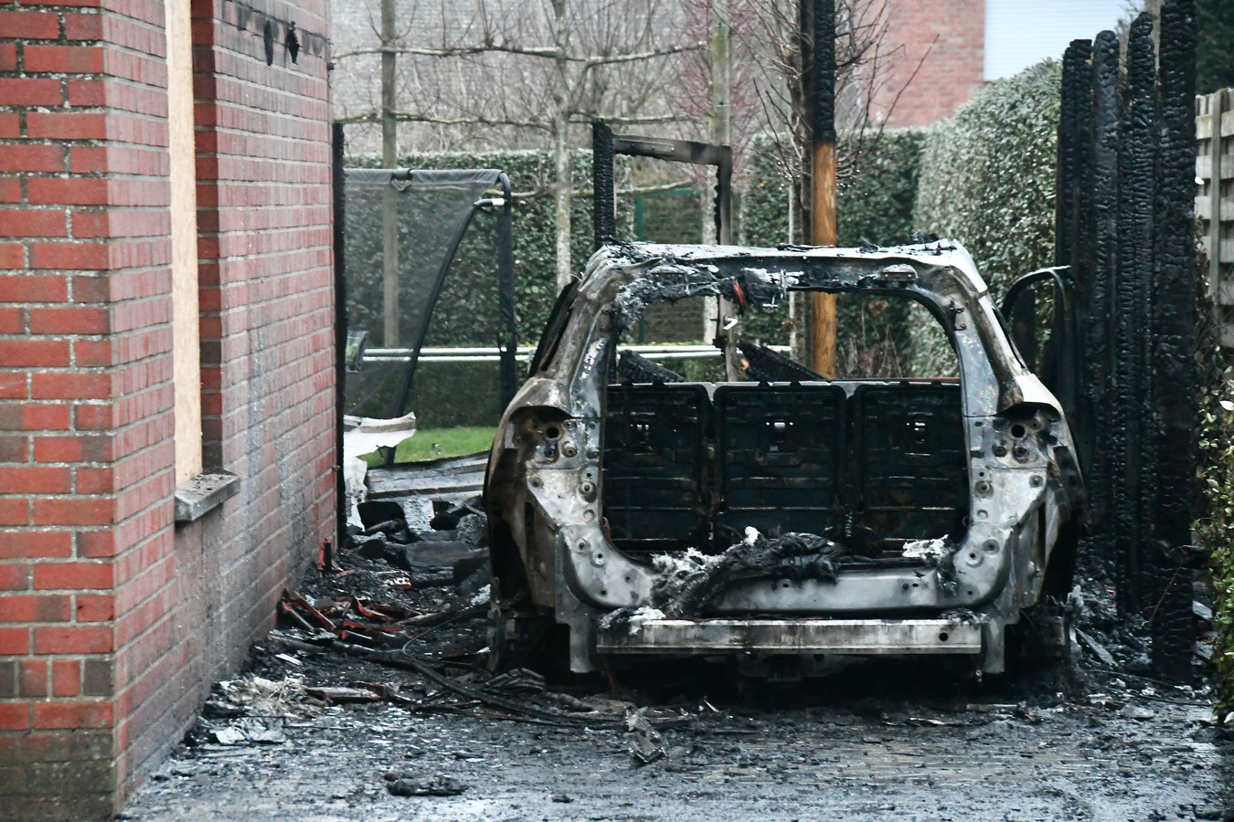 Meisje (6) wordt wakker van lawaai bij felle brand en kan ouders ...