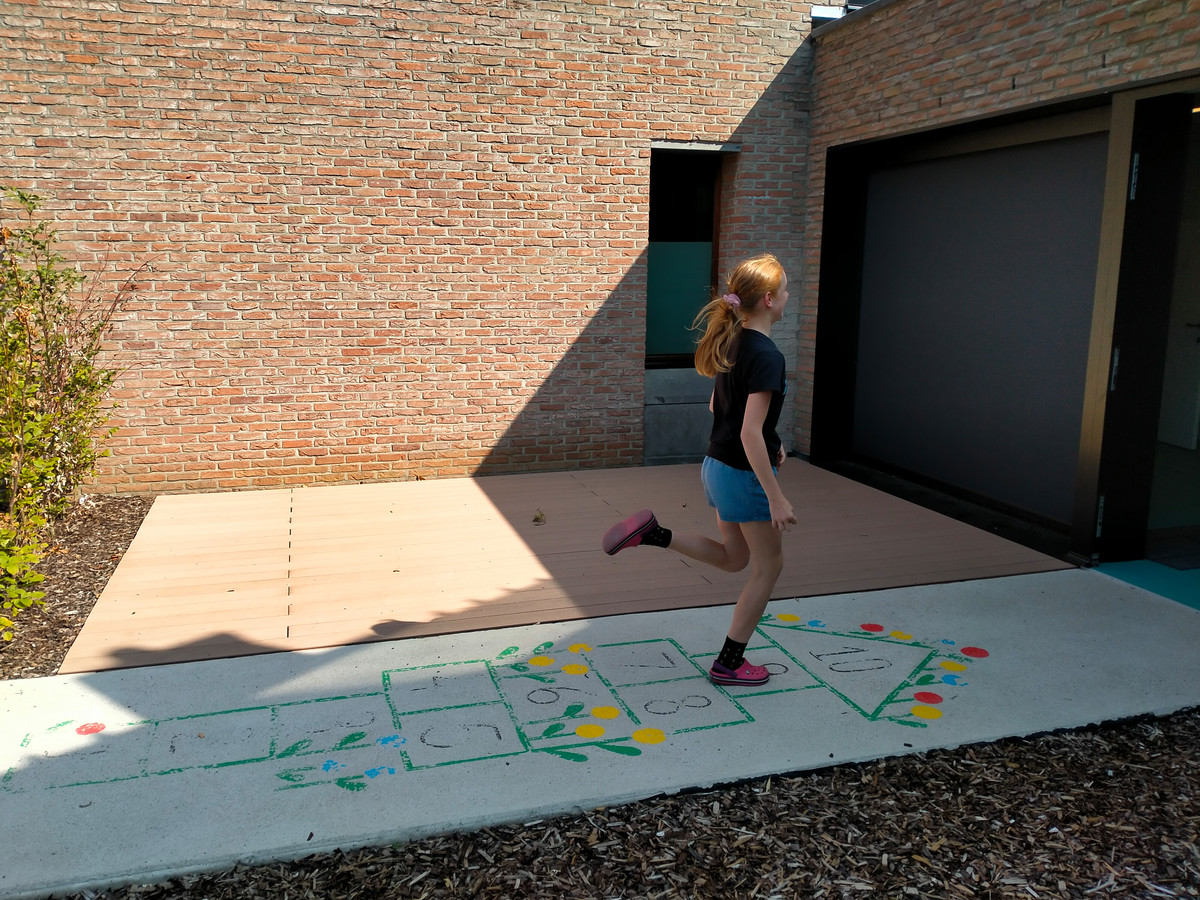 TERUG NAAR SCHOOL. Kyra (12) deelt schoolbank met leerlingen die vier ...