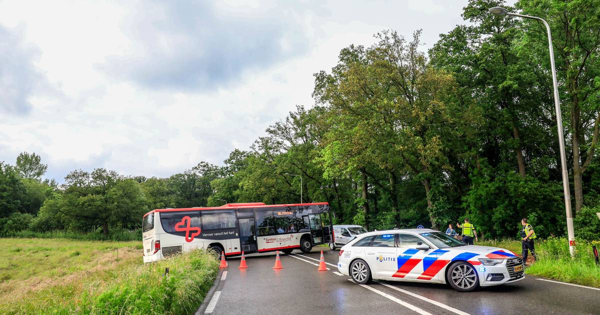Oeps, even keren op de weg in Woudenberg eindigt voor deze buschauffeur ...