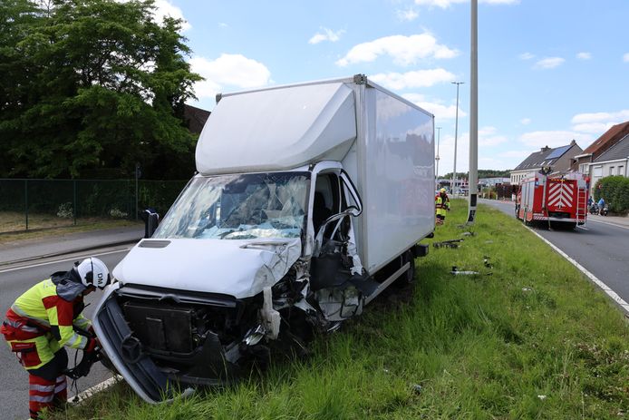 Man valt in slaap achter stuur van lichte vrachtwagen en rijdt pardoes tegen verlichtingspaal ...