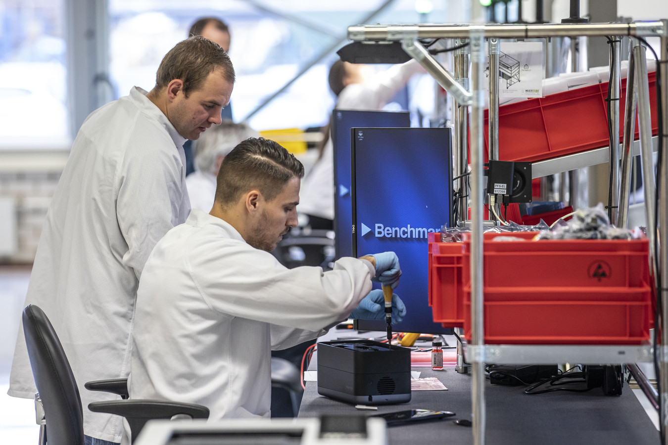 Mega-order voor Almeloos bedrijf: 50 miljoen voor ‘coronalab in een ...