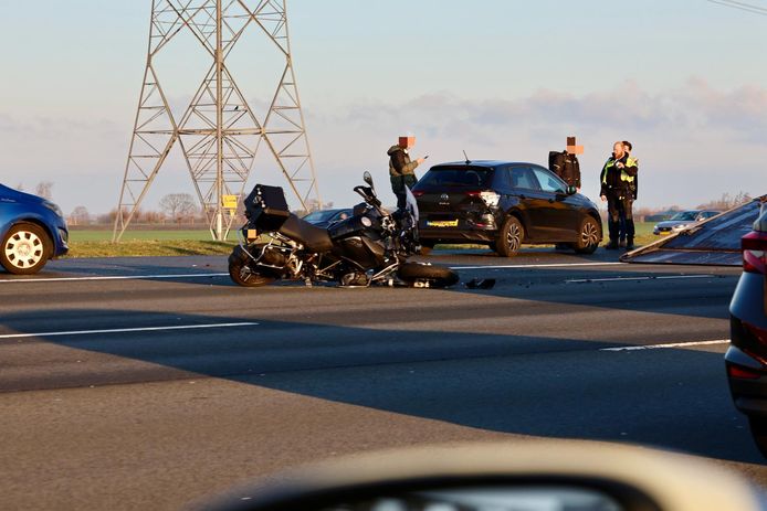 Ongeluk met motor op snelweg A2 bij Breukelen, verkeer wordt omgeleid ...