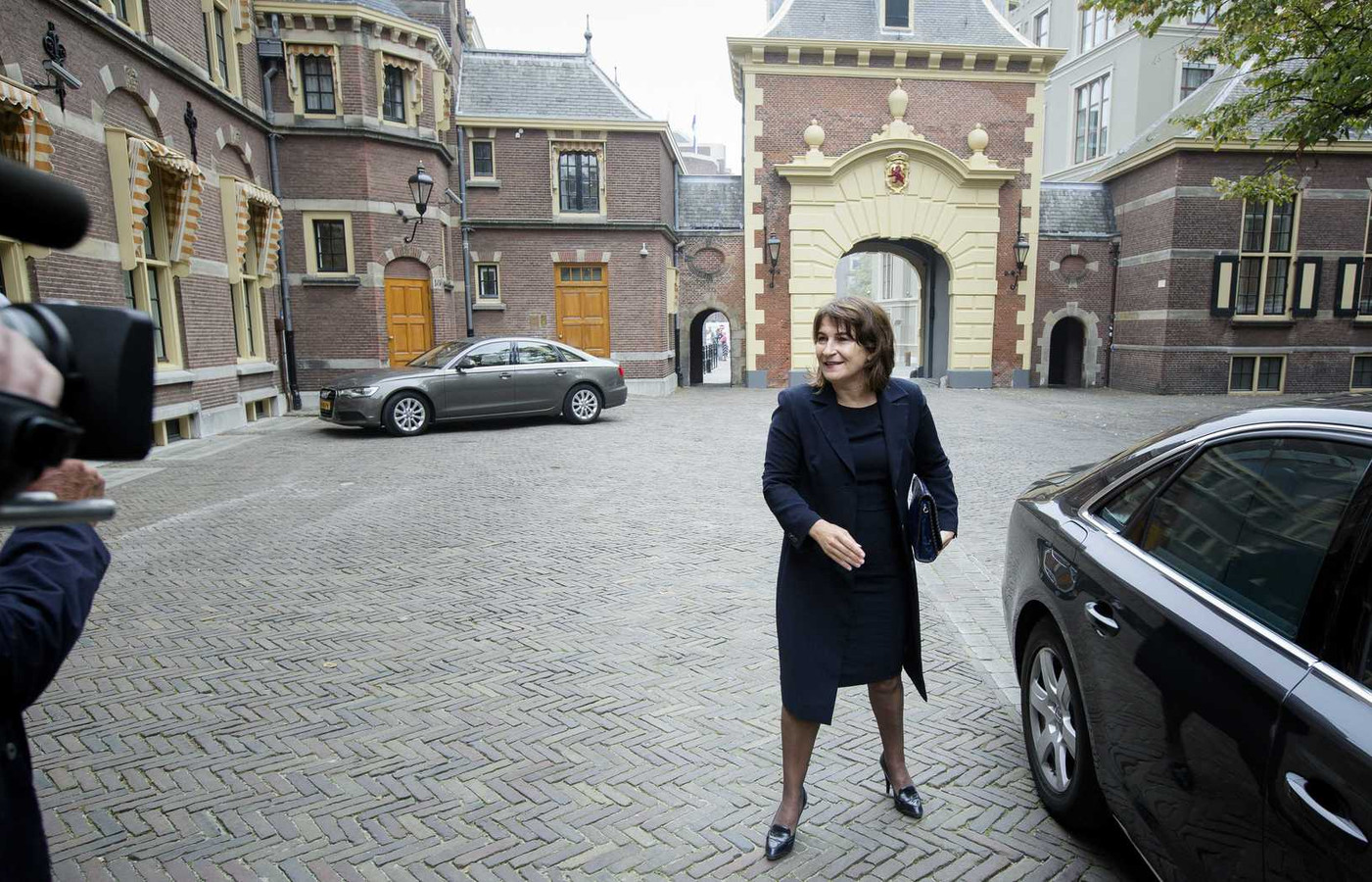 Ploumen trekt 3 miljoen extra uit voor strijd tegen ebola | Foto ...