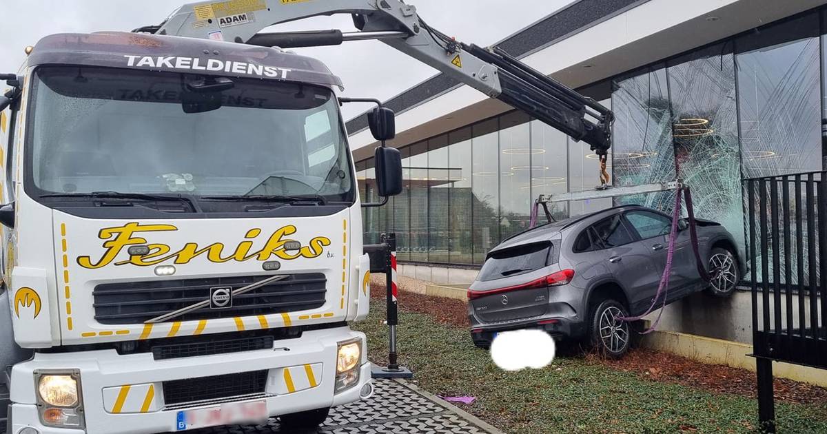 Auto rijdt in op Delhaize in Ternat, winkel blijft open | Ternat | hln.be