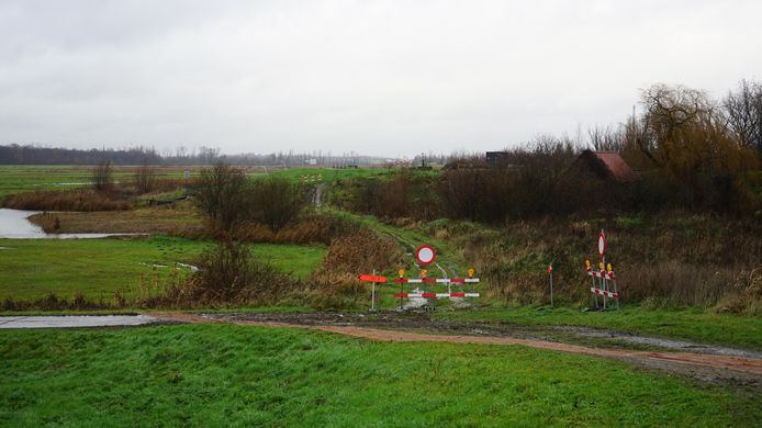 Scheldedijk aan Kallebeek afgesloten nadat er waterinsijpeling is ...