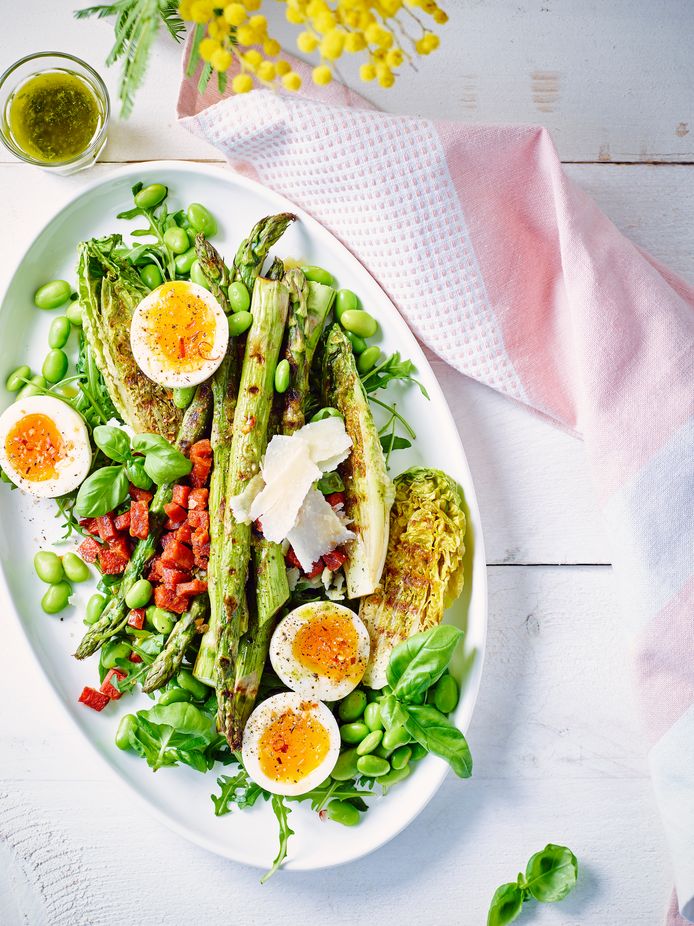 Eggs benedict op een bagel of zoet saffraan-rozijnenbrood: tover de ...