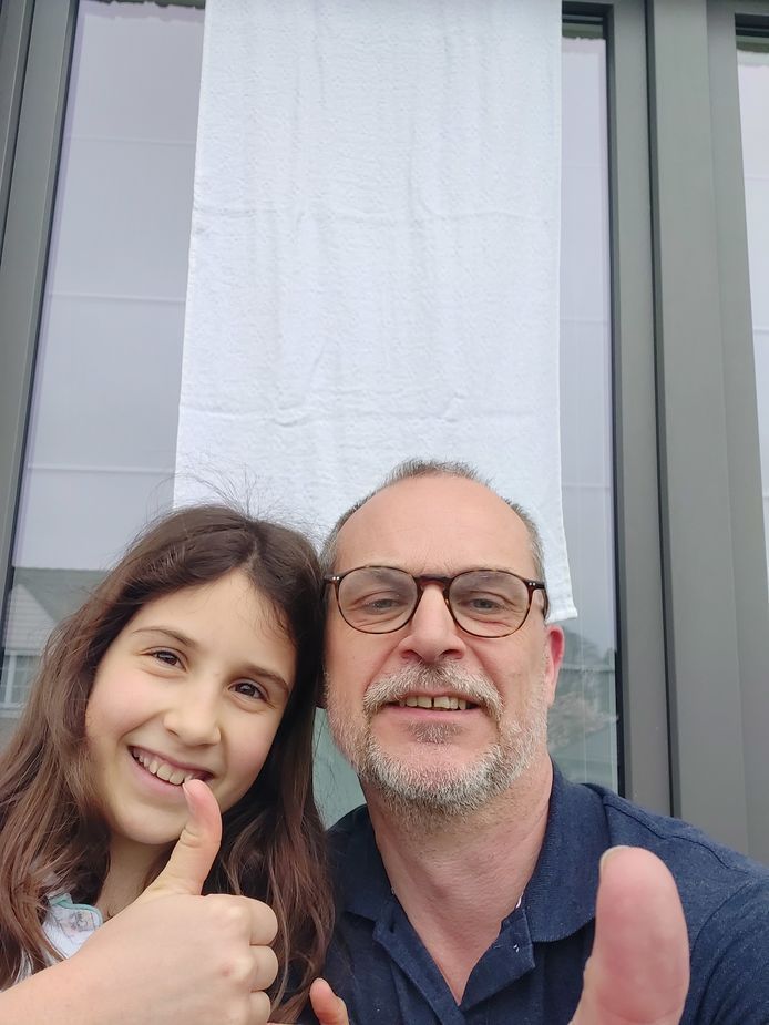 #mercivanuitmijnkot: Hang een wit laken uit je raam en applaudisseer ...