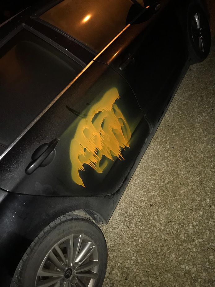 Geparkeerde wagen met verf beklad op oprit | Roeselare | hln.be