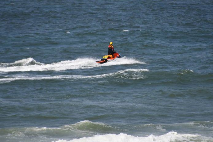 Strandwacht redt twee zwemmers bij Oostkapelle | Veere | pzc.nl