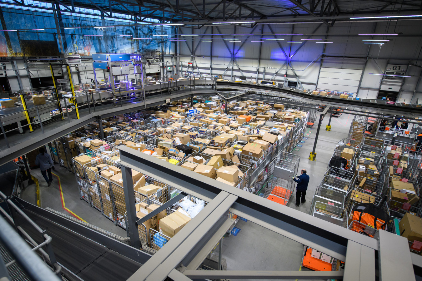 Pakjesbezorger Hans over drukte bij PostNL sorteercentrum in Breda: ‘De ...