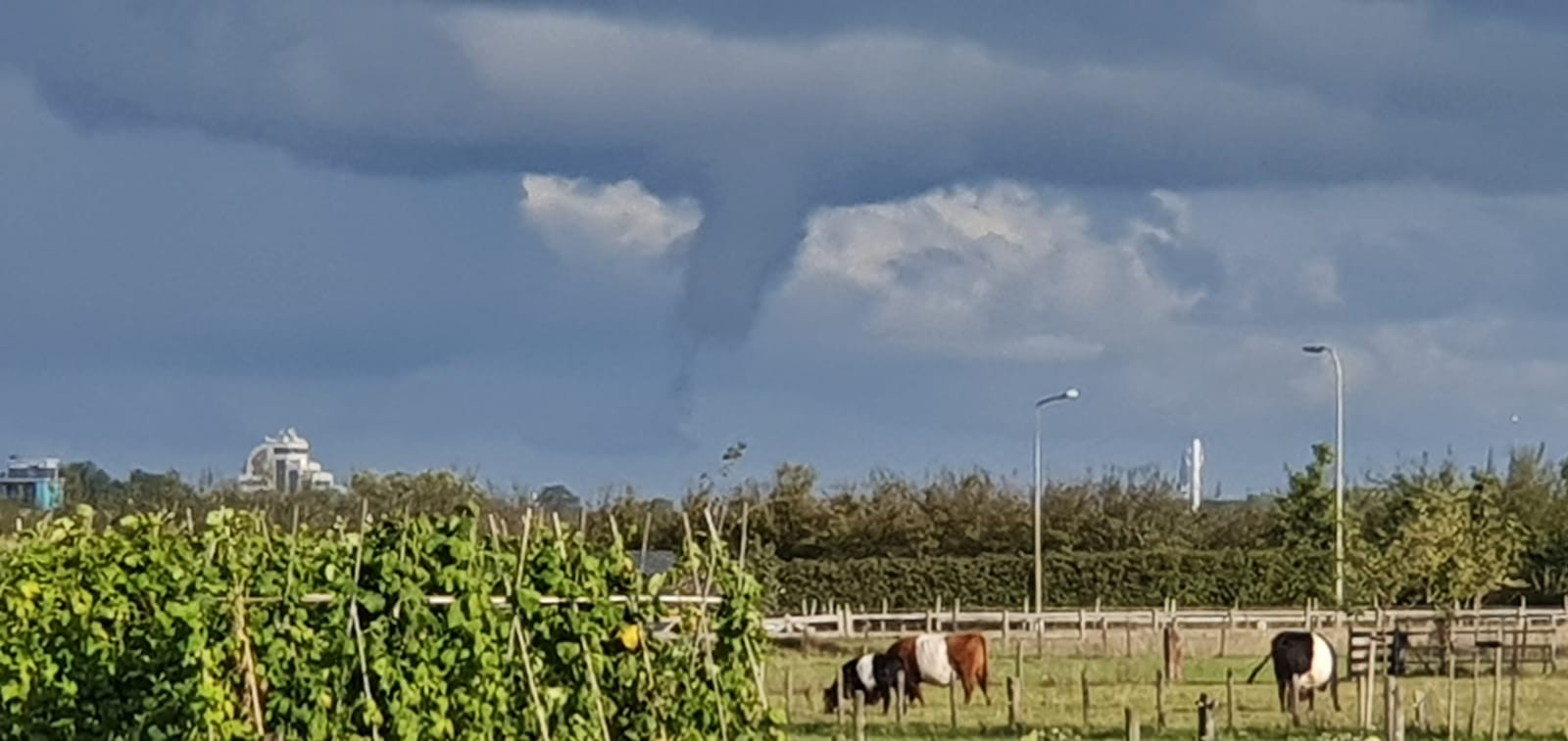 Begin van windhoos bij Terwolde: overal prachtige wolkenluchten | Foto ...