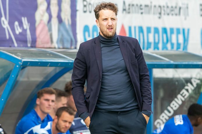 Spakenburg pakt door en geeft Chris de Graaf contract tot medio 2025 ...