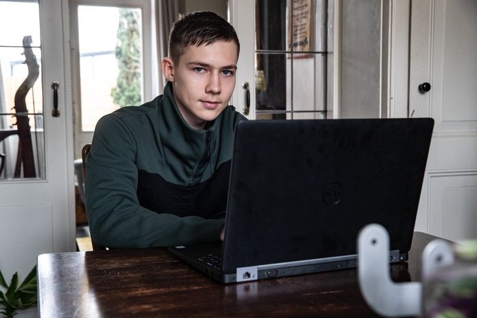 Alex zit vanuit Deventer online in zijn Oekraïense klas (maar zijn ...