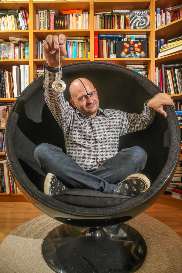 Het Atheneum krijgt hypnotiseur over de vloer | Foto | hln.be