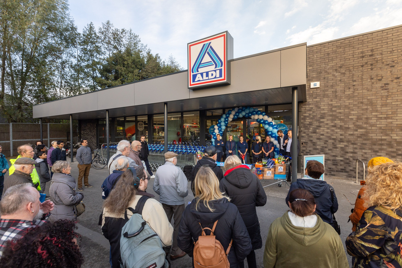 Vernieuwd filiaal van supermarktketen ALDI heropent deuren na twee maand verbouwingswerken ...