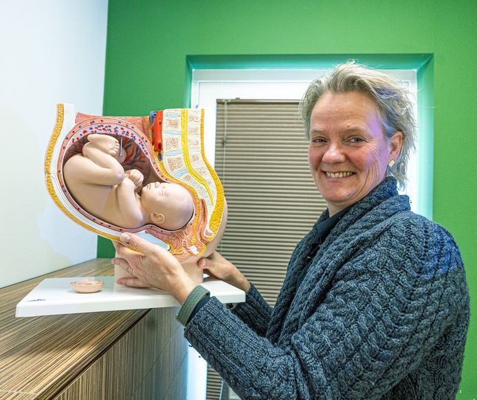 Verloskundige Erna Kerkhof op reprise in Fraterhuis Zwolle met haar ...