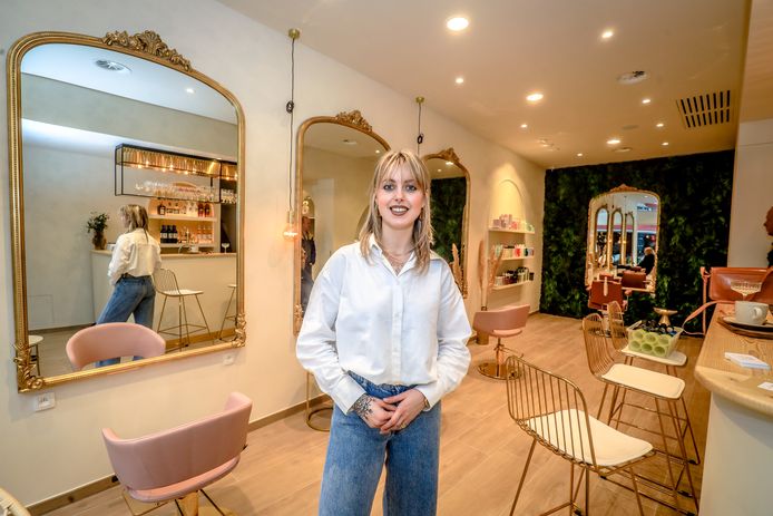 NET OPEN. Marie-Julie (27) combineert kapsalon met bar in haar favoriete straatje in Brugge ...