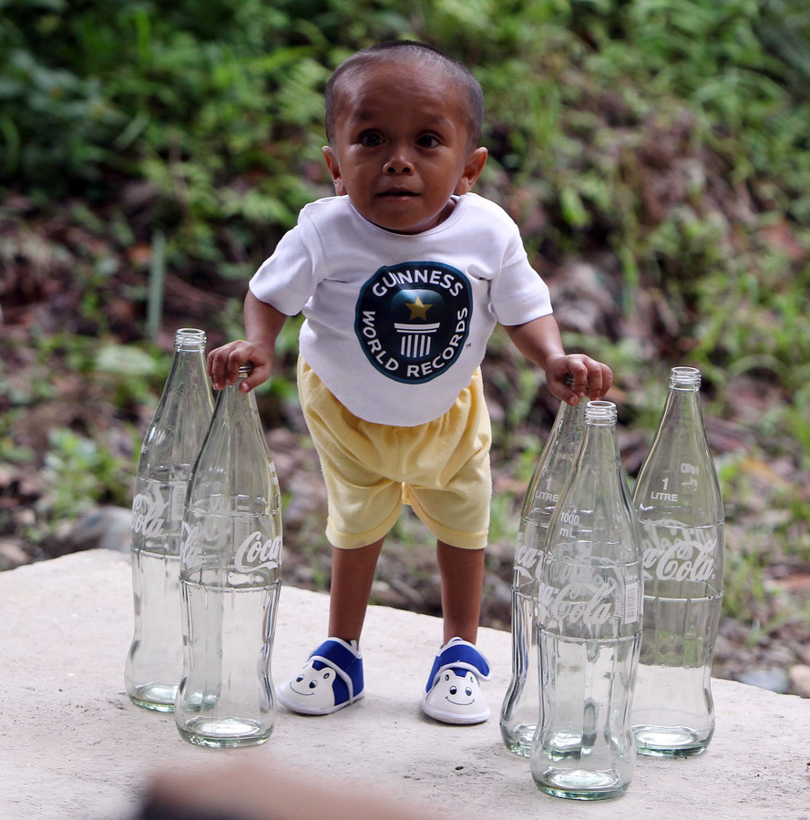 Junrey Balawing officieel de kleinste man op aarde | Foto | AD.nl