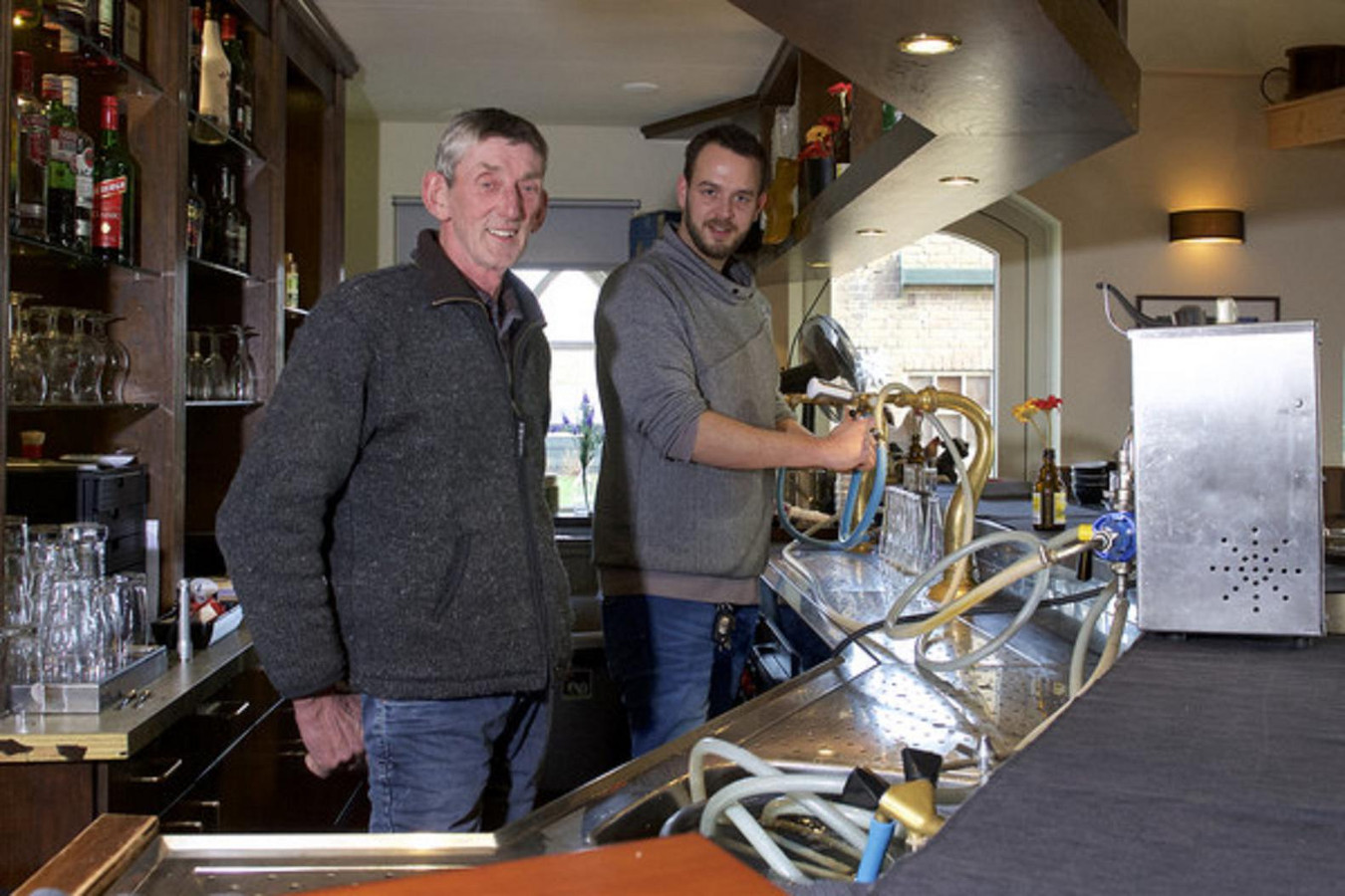 Wisseling van de (bier)wacht | Foto | AD.nl