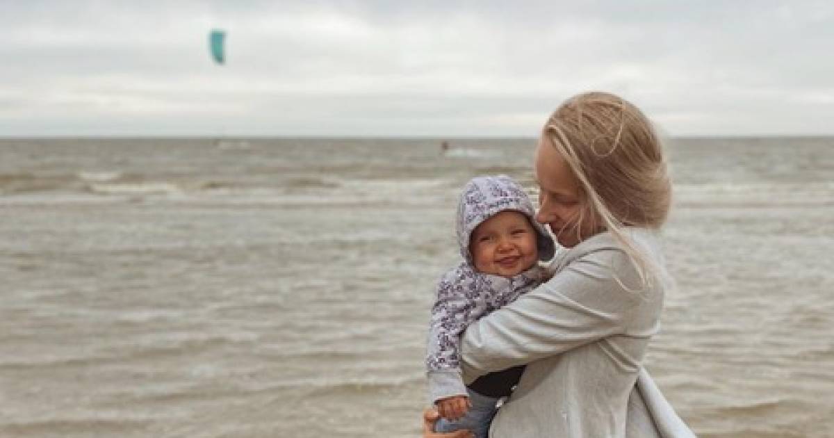 Alleenstaande moeder Lenne (23) gaat viral na halen propedeuse ondanks ...