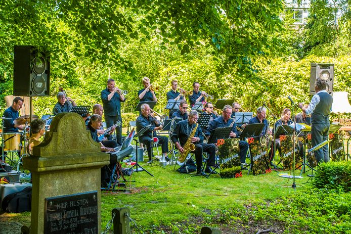 Een big band op de begraafplaats, het kan in Hengelo | Hengelo ...
