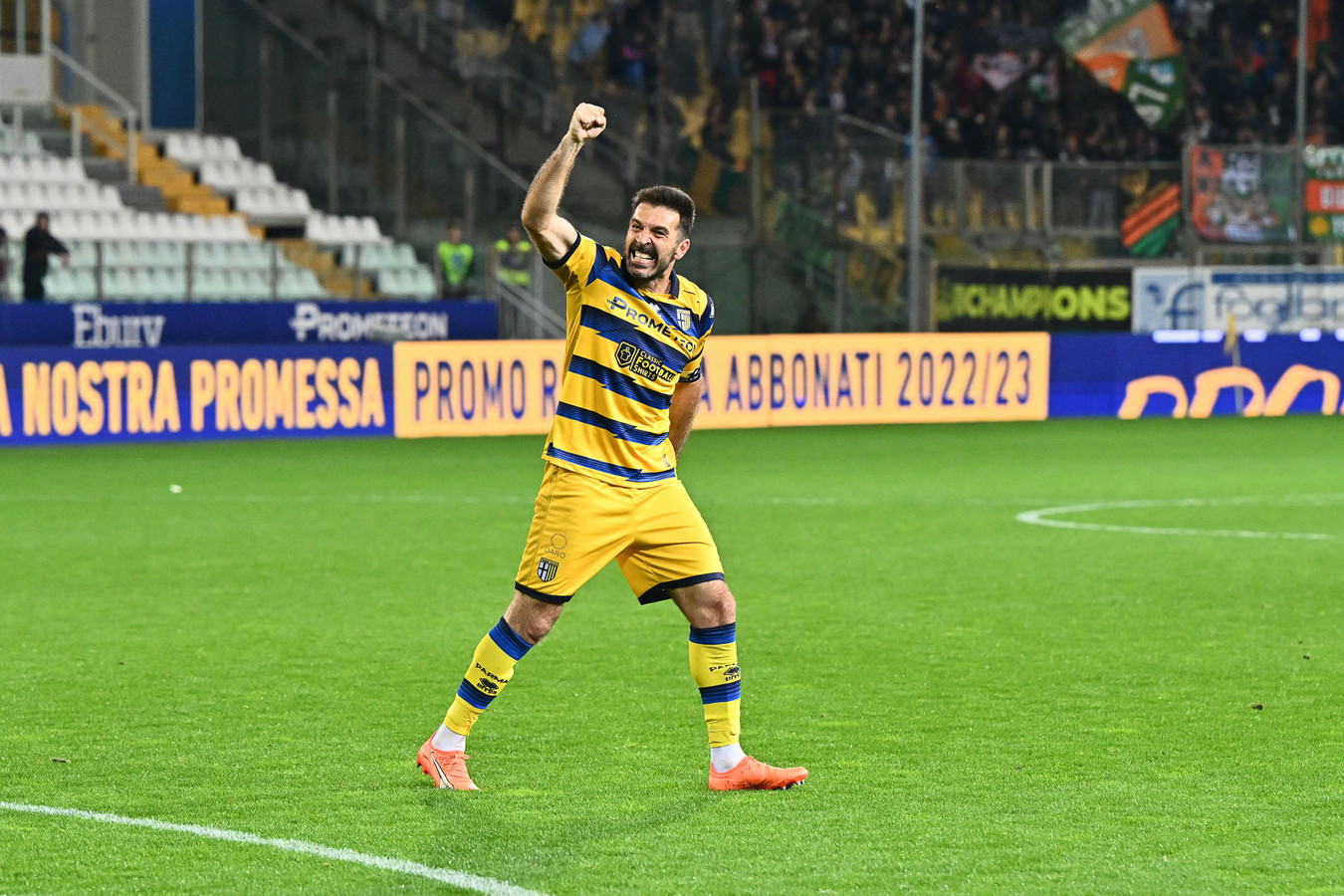 Gianluigi Buffon (45) maakt met zijn jeugdliefde Parma kans op ...