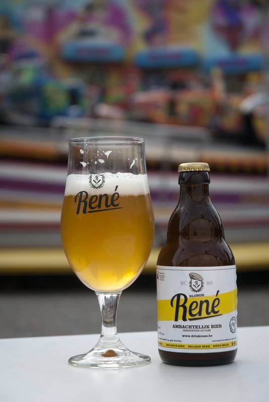 Koenraad gunt René (90) eigen biertje | Wichelen | hln.be