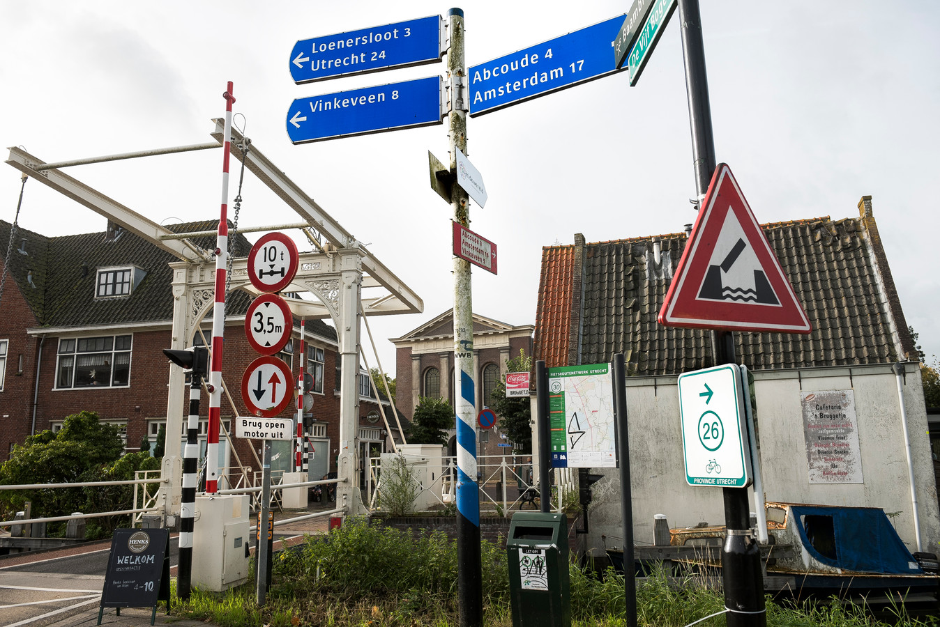 Nederland telt drie miljoen (!) verkeersborden, 600.000 zijn overbodig ... Nederland telt drie miljoen (!) verkeersborden, 600.000 zijn overbodig ...