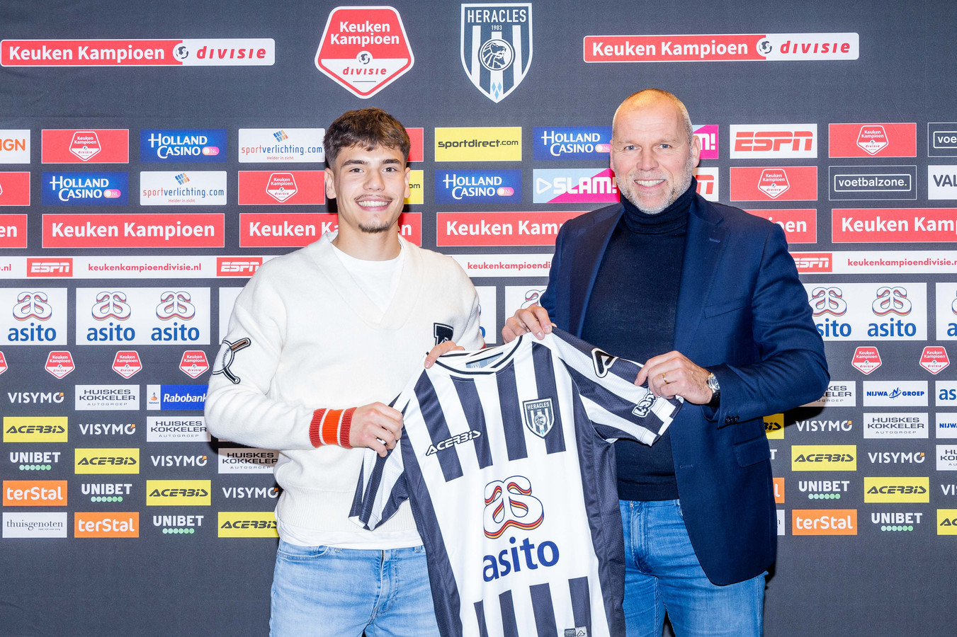 Jeugdspeler Wehmeyer tekent eerste profcontract bij Heracles | Foto ... Jeugdspeler Wehmeyer tekent eerste profcontract bij Heracles | Foto ...