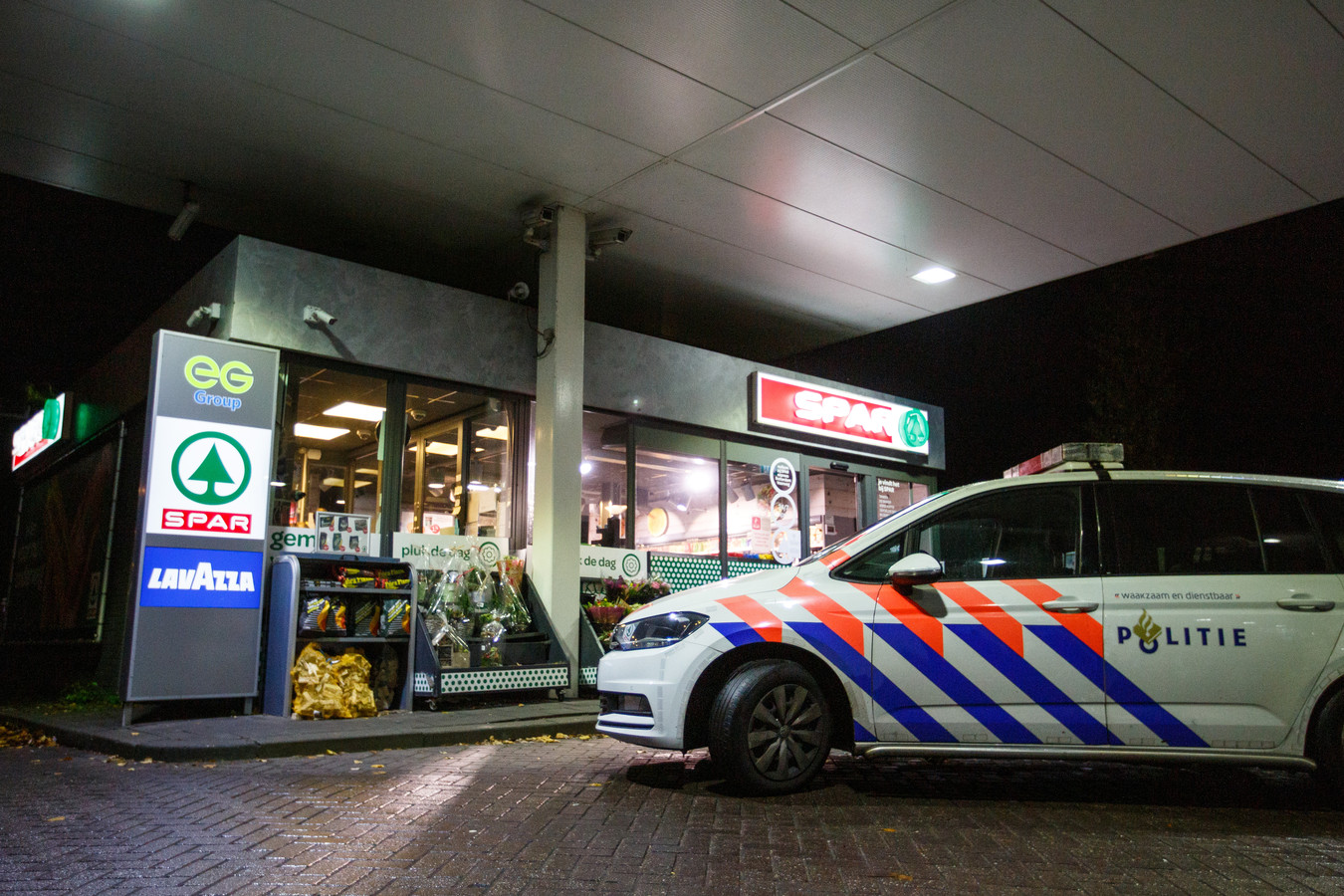 Man overvalt tankstation in Rotterdam, dader vlucht zonder buit | Foto ...