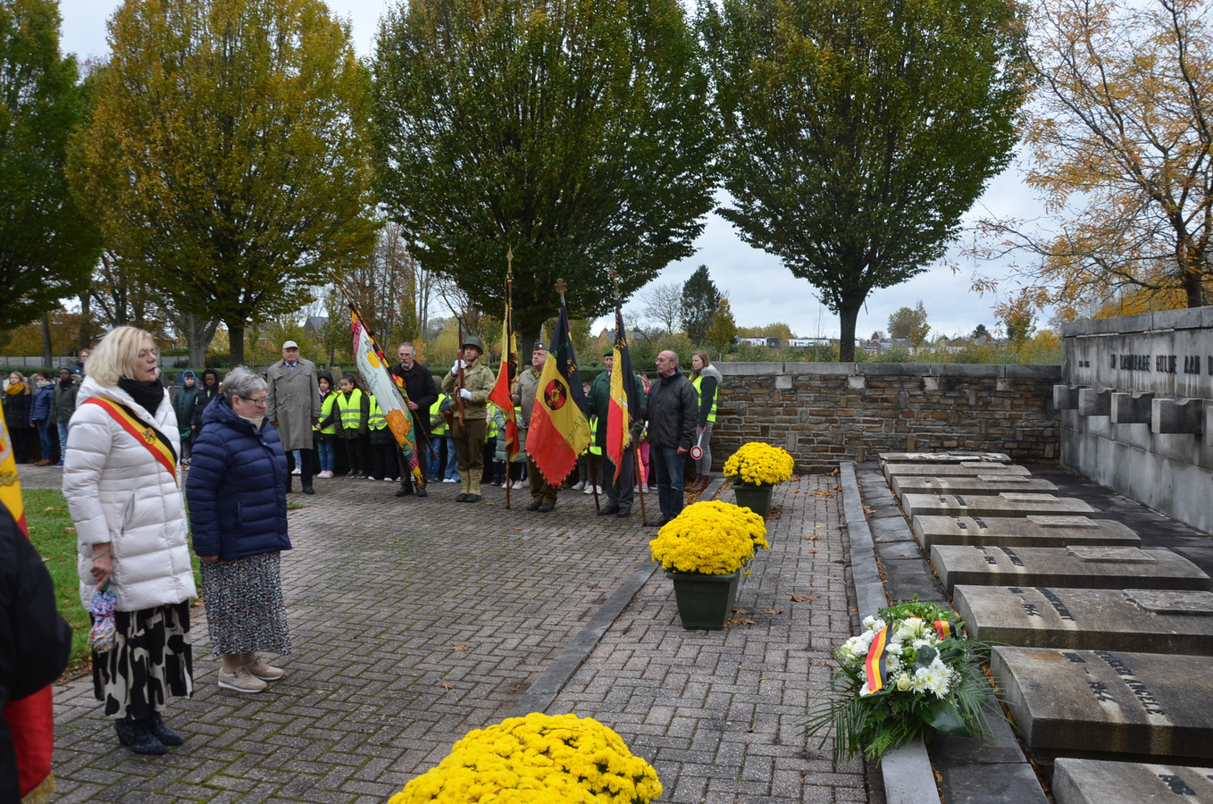 Stad, vaderlandslievende verenigingen en leerlingen herdenken ...