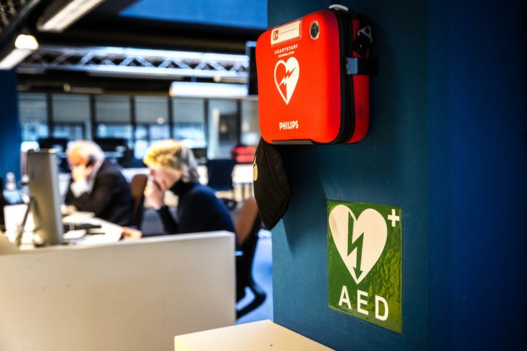 Vanaf volgend jaar defibrillators op alle stations | De Volkskrant