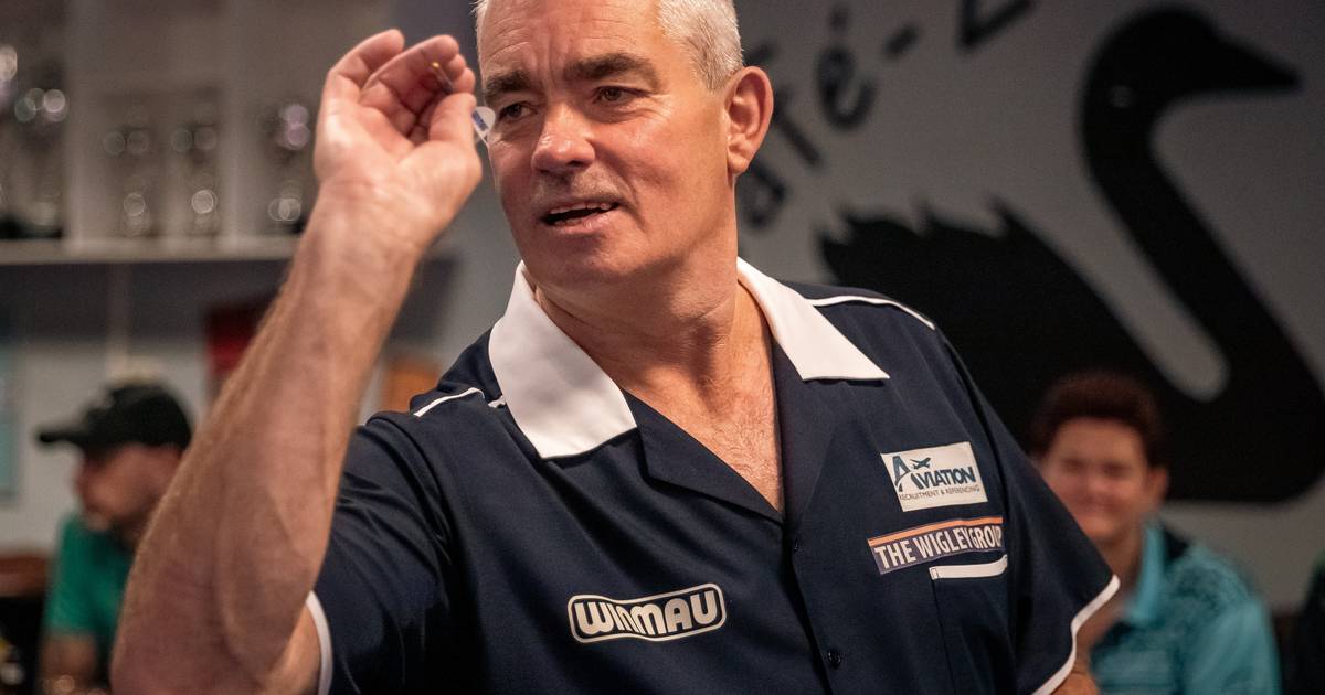 Oud-wereldkampioen Steve Beaton laat dartsfans in 't Zwaantje genieten ...