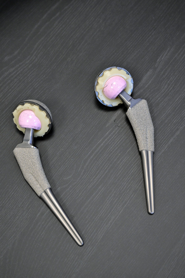 Twee versleten heupen? Twentse patiënte kreeg beide protheses in één ...