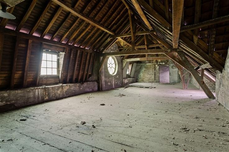 BINNENKIJKER. 1.190 vierkante meter bewoonbare oppervlakte en 12 slaapkamers: voor 2 miljoen ...